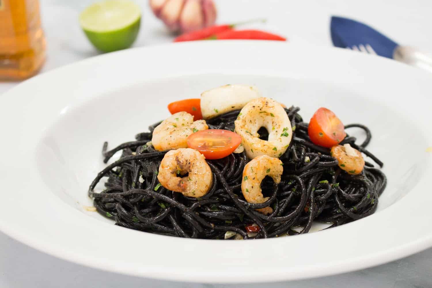 Spaghetti Nero ao Molho de Alho e Lima, com Camarões e Lulas Flambados ...