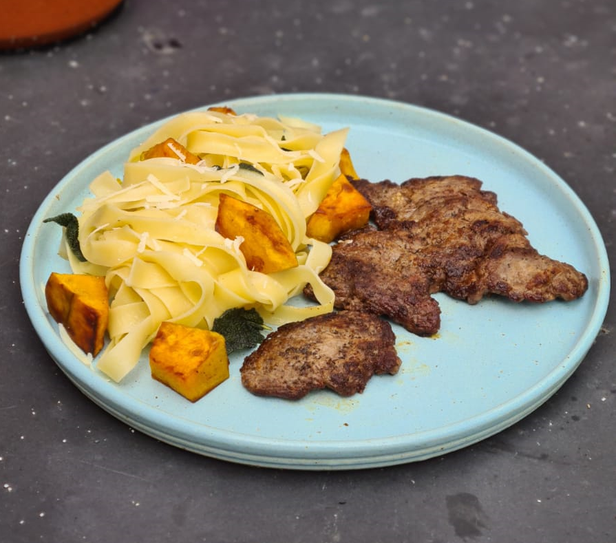 Pailard de Filé Mignon com Tagliatelle e Abóbora na Manteiga de Sálvia ...